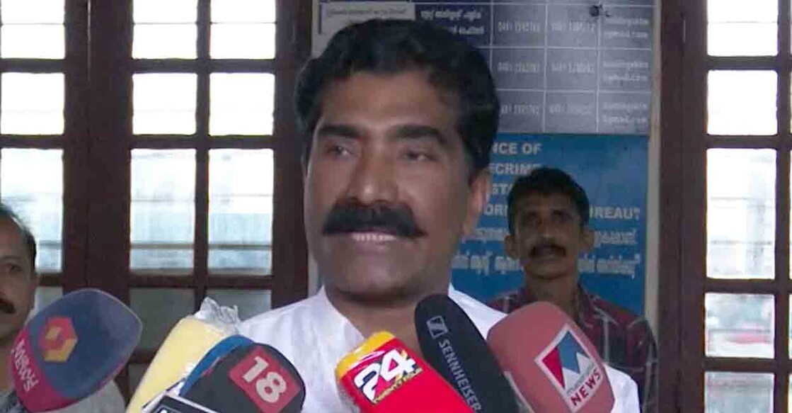 ബസ് സമരം ചർച്ചചെയ്യാൻ വിളിച്ച യോഗത്തിൽ നിന്ന് ബസുടമ ഇറങ്ങിപ്പോയി ...