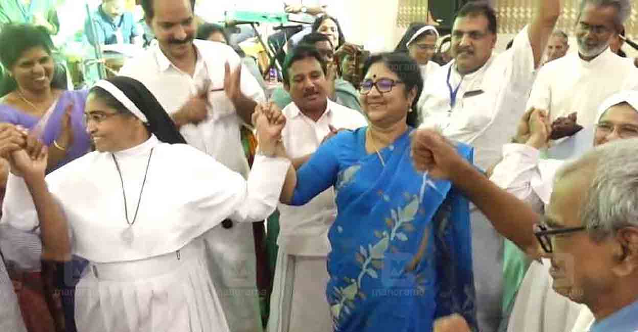 പൊതുപരിപാടിയില്‍ നൃത്തച്ചുവടുകളുമായി മന്ത്രി ആര്‍.ബിന്ദു കന്യാസ്ത്രീകള് ...