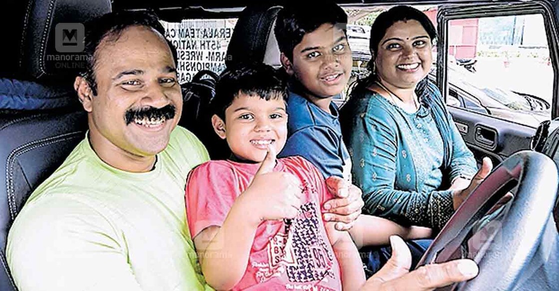 ജോബി വരുന്നു; ‘ഇരുകയ്യിലും’ സ്വർണവുമായി - Joby Mathew wins twin gold ...