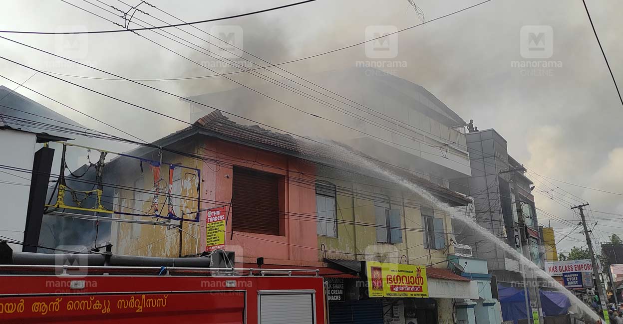 തിരുവനന്തപുരത്ത് രാസവസ്‌തുക്കൾ വിൽക്കുന്ന കടയിൽ തീപിടിത്തം- Fire | Thiruvananthapuram | Manorama ...