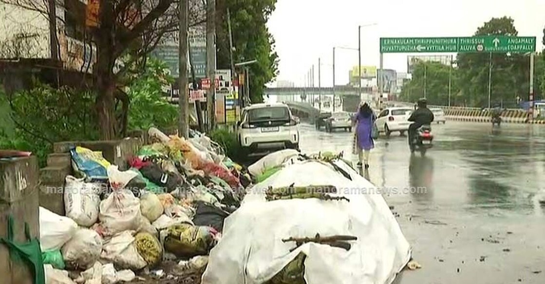 കൊച്ചിയില്‍ മാലിന്യനീക്കം സ്തംഭിച്ചു; പകര്‍ച്ചവ്യാധി ഭീഷണി; കോർപറേഷന് ...