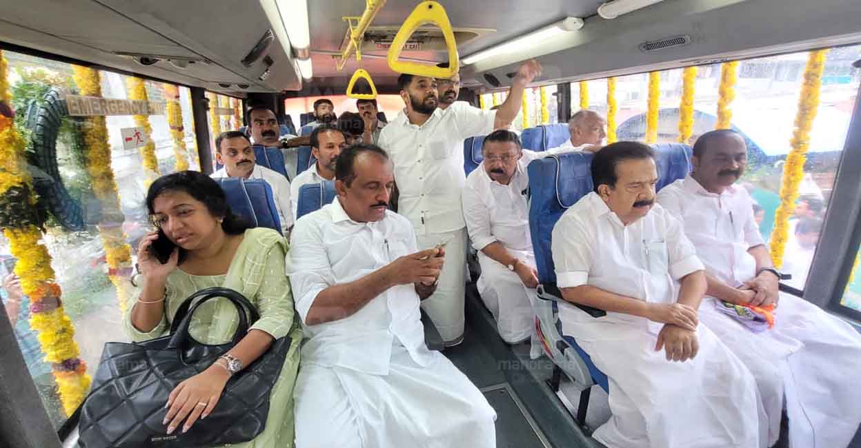 കോട്ടയത്തേക്ക് വിലാപയാത്ര പുറപ്പെട്ടു; എംസി റോഡിൽ ഗതാഗത നിയന്ത്രണം ...