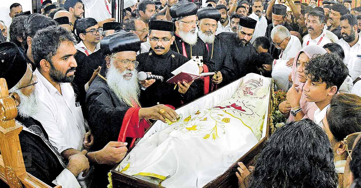 സമാനതകളില്ലാത്ത ജനത്തിരക്കുമായി അന്ത്യയാത്ര– Oommen Chandy Funeral ...