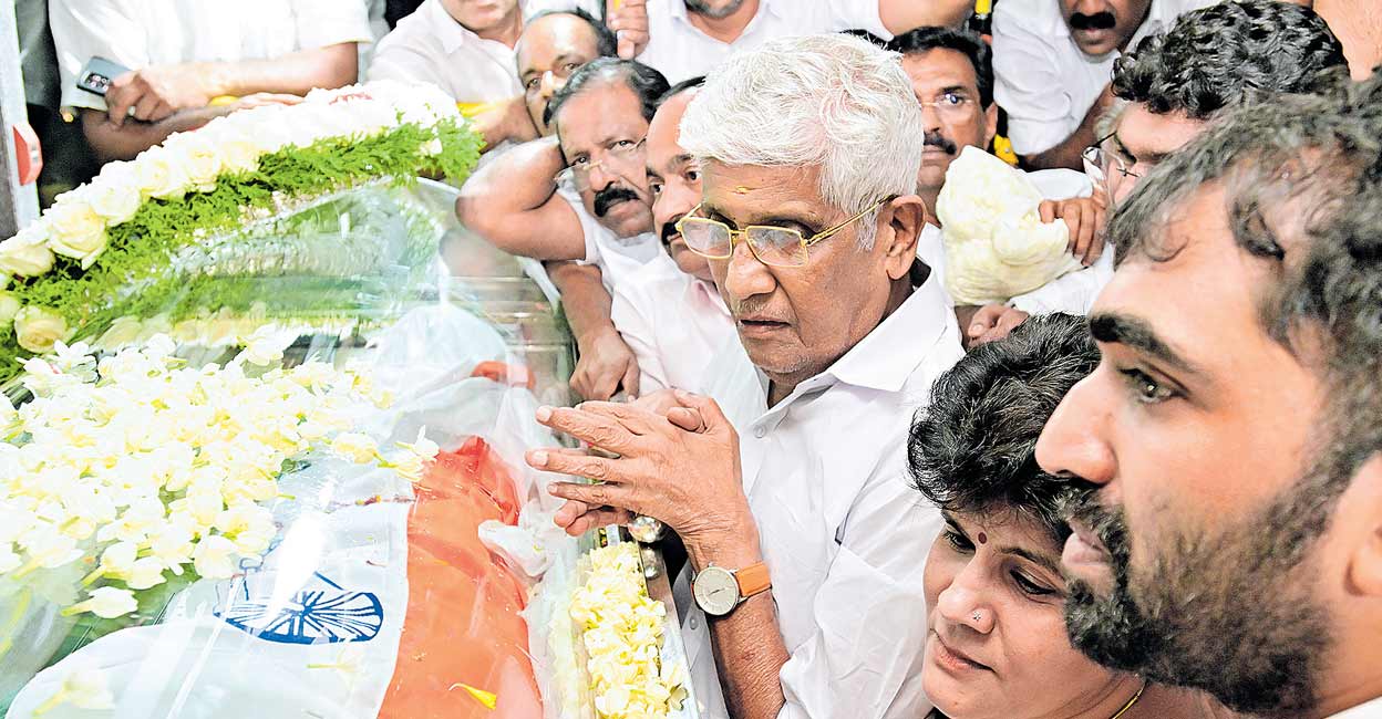 ഉറ്റമിത്രത്തിന് വിട നൽകി എൻഎസ്എസ് - NSS give homage to Oommen Chandy ...