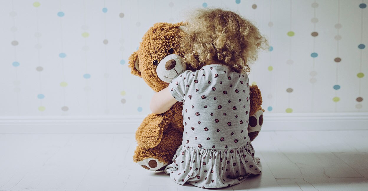 മാതാപിതാക്കൾ പട്ടിണിക്കിട്ട 8 വയസ്സുകാരി ഒന്നാംനിലയിൽ നിന്ന് ചാടി ...