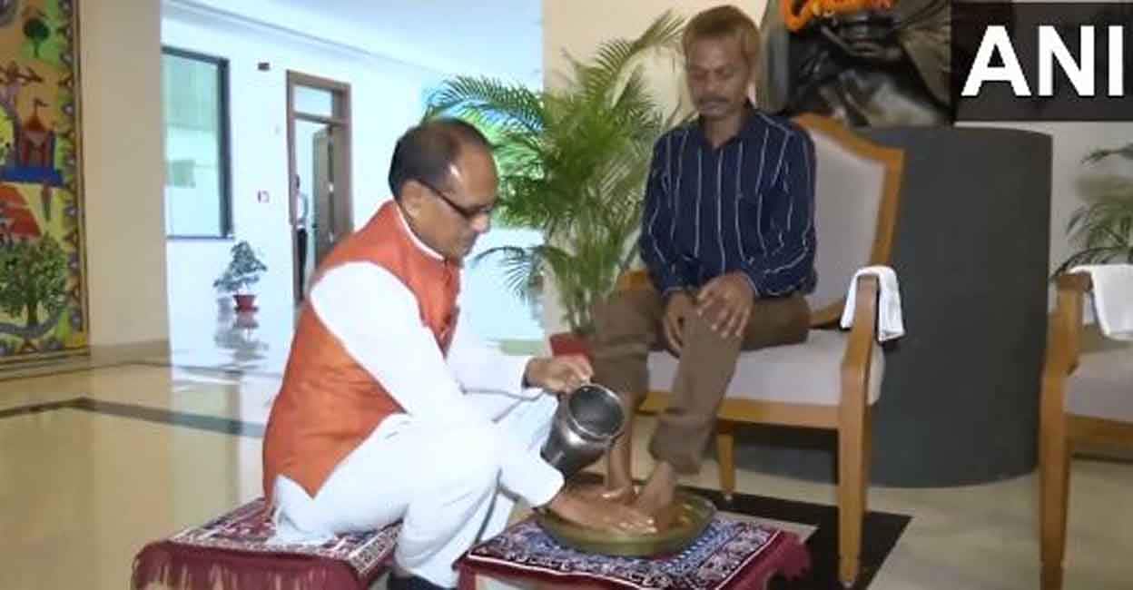 ആദിവാസി യുവാവിന്റെ ദേഹത്തു മൂത്രമൊഴിച്ച സംഭവം: യുവാവിന്റെ കാൽപാദം കഴുകി ...