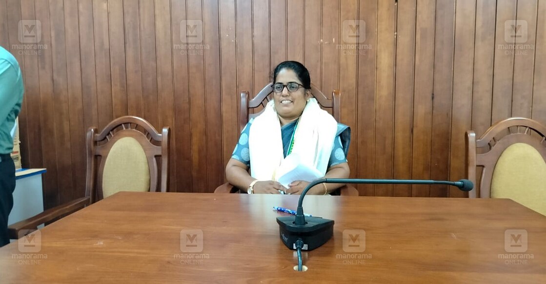 എൽഡിഎഫ് പിന്തുണ, ചങ്ങനാശേരി നഗരസഭ അധ്യക്ഷയായി ബീന ജോബി ...