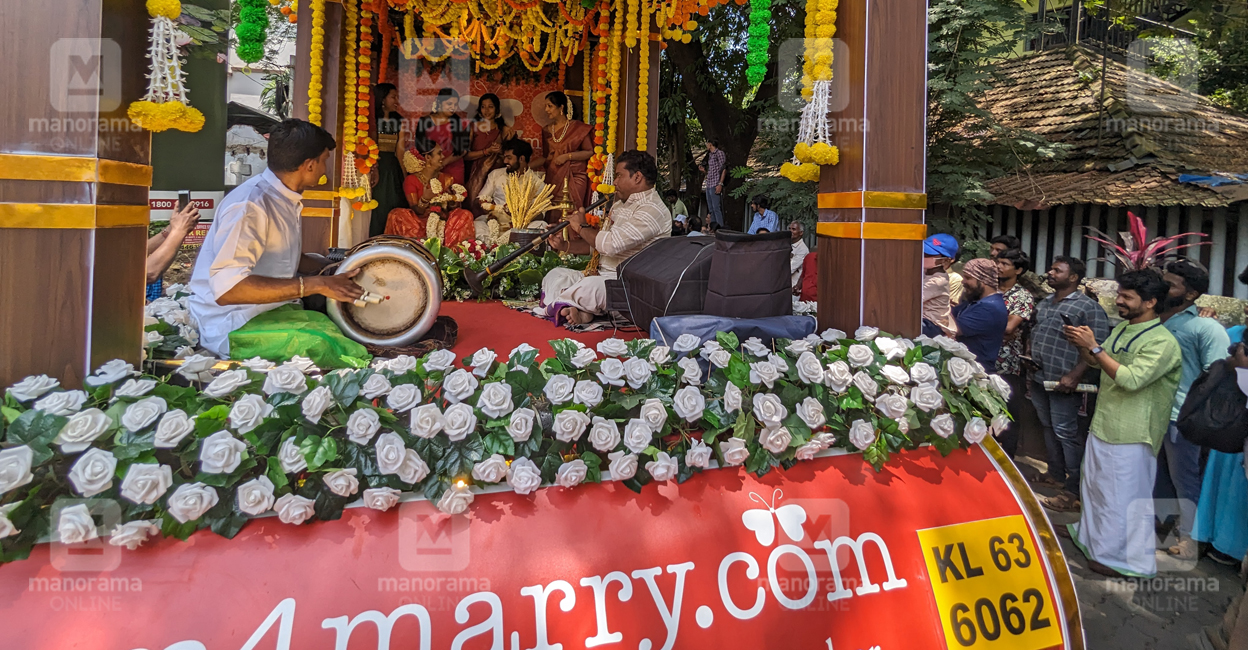 അത്തച്ചമയ ഘോഷയാത്രയിൽ കയ്യടി നേടി ‘എം ഫോർ മാരി’യുടെ വിവാഹ പ്ലോട്ട് ...