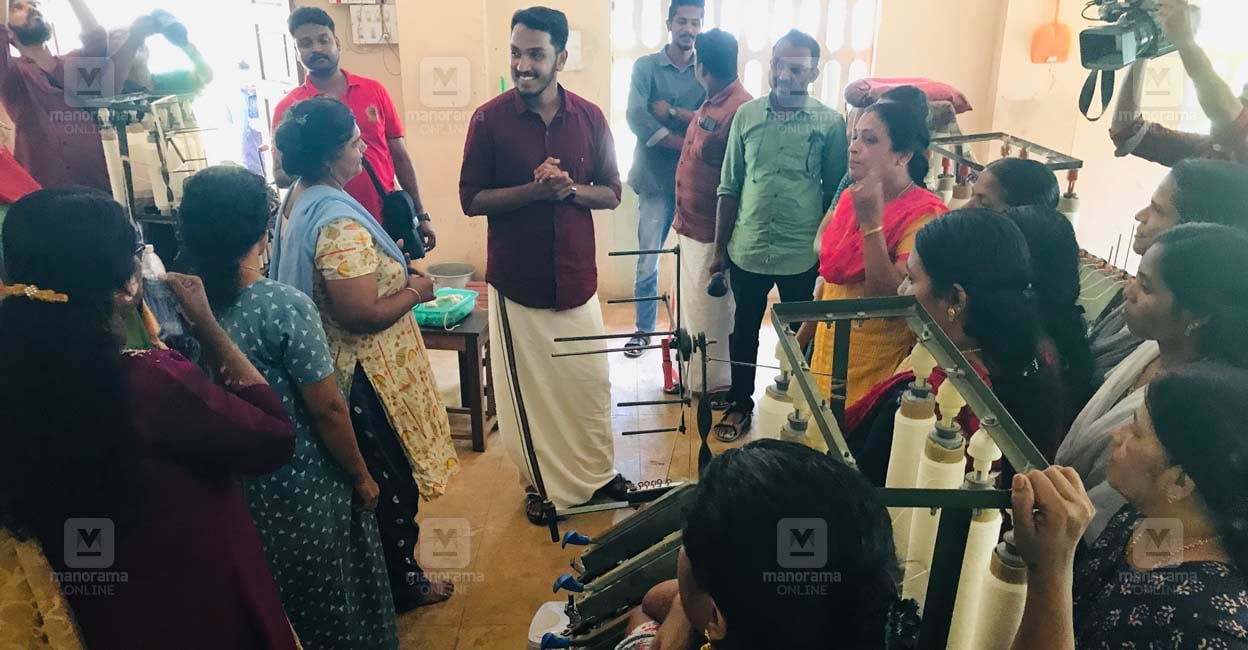 ‘ജയിച്ചു കയറണേട്ടോ’...കുശലം പറഞ്ഞ് സെൽഫി എടുത്ത് ഓടിപ്പാഞ്ഞ് ജെയ്ക് ...