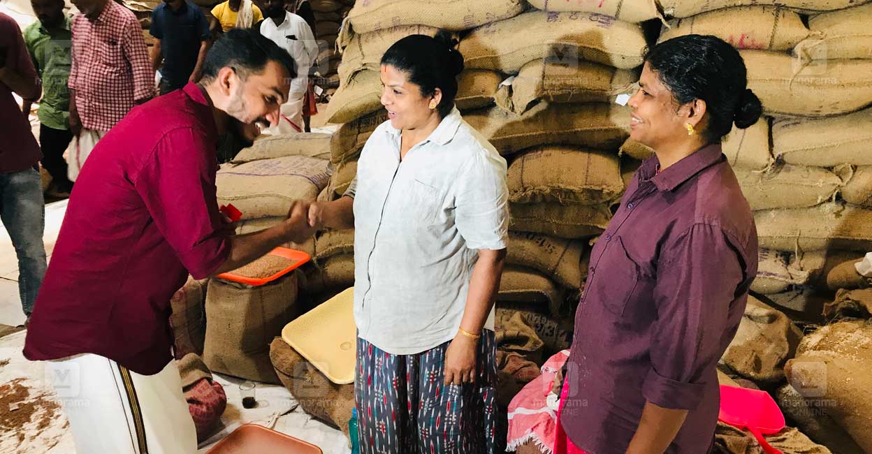‘ജയിച്ചു കയറണേട്ടോ’...കുശലം പറഞ്ഞ് സെൽഫി എടുത്ത് ഓടിപ്പാഞ്ഞ് ജെയ്ക് ...