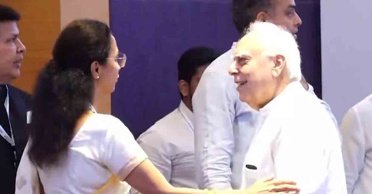 ‘ഇന്ത്യ’ യോഗത്തിൽ അപ്രതീക്ഷിത അതിഥിയായി സിബൽ; കോൺഗ്രസ് നേതാക്കൾക്ക് ...