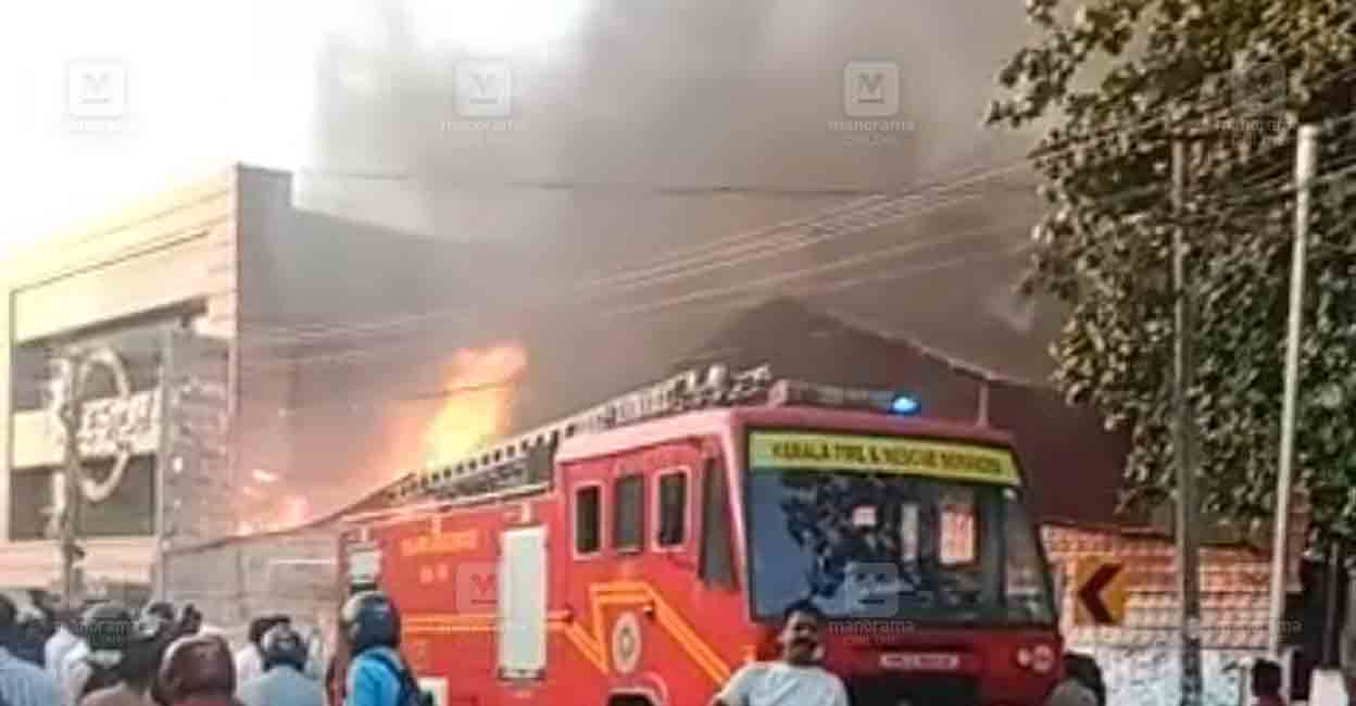 കിള്ളിപ്പാലത്ത് ആക്രിക്കടയിൽ വൻ അഗ്നിബാധ; തീ അണയ്ക്കാൻ തീവ്ര ശ്രമം ...