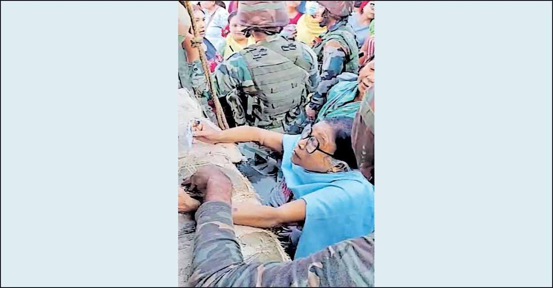 സൈനികനോട് തിരിച്ചറിയൽ രേഖ ചോദിച്ച് മെയ്തെയ് വനിതകൾ - Meithei women ask ...