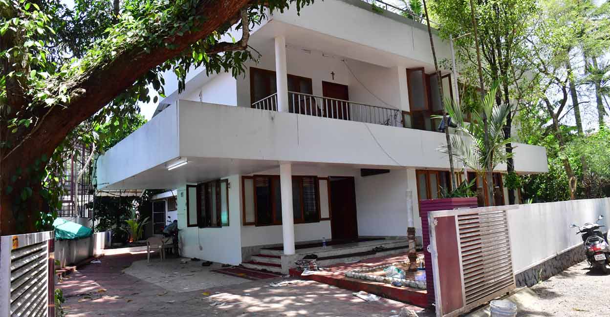 ഓർമകളുടെ ചൂടാറാതെ പുതുപ്പള്ളി ഹൗസ് ! - Chandy Oommen and Maria came to ...