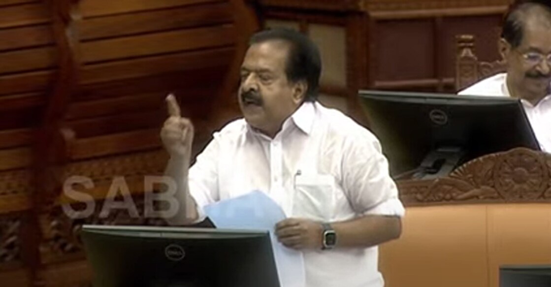 ‘ക്ലിഫ് ഹൗസിൽ കുളിക്കുന്നത് പട്ടിയോ കുട്ടിയോ?; അച്യുതാനന്ദൻ നടന്നുകയറി, പിണറായി ലിഫ്റ്റ് വച്ചു ...