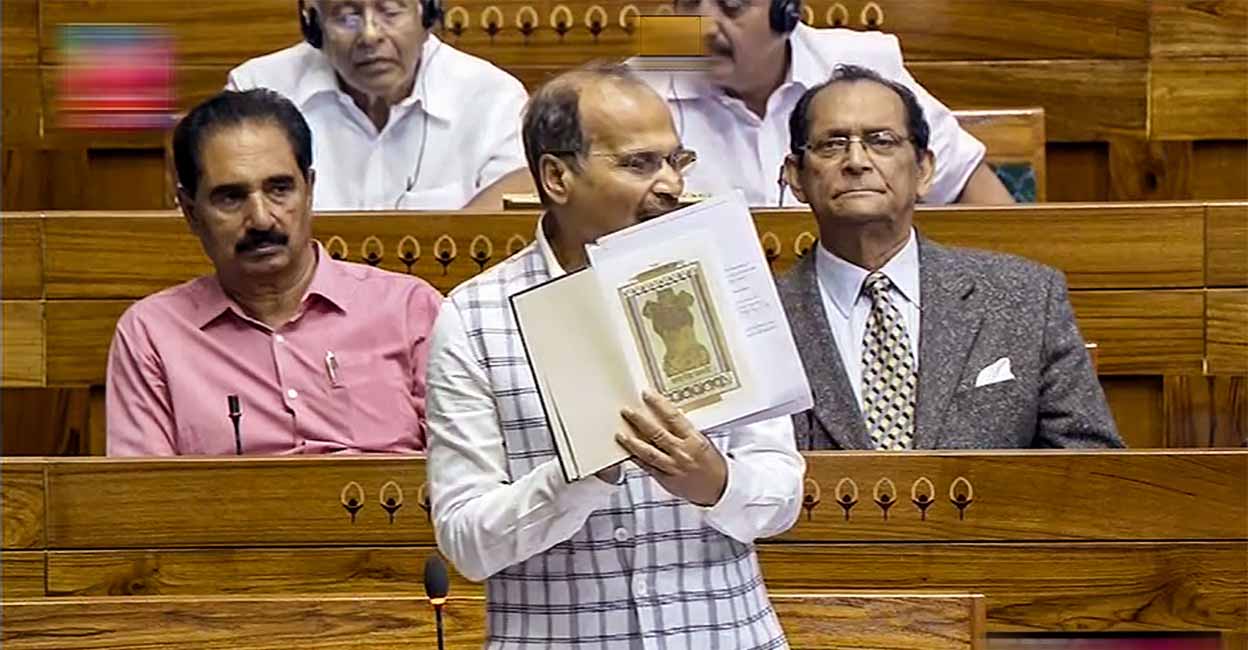ഭരണഘടന രൂപീകരിച്ചപ്പോൾ ഇങ്ങനെയായിരുന്നു: ‘മതേതരത്വം’ വിട്ടുകളഞ്ഞെന്നതി ...