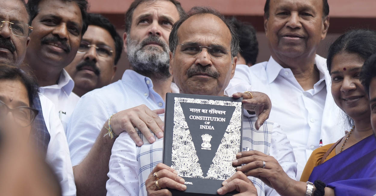ഭരണഘടനയിൽ ‘സോഷ്യലിസ്റ്റ്, സെക്കുലർ’ വാക്കുകളില്ല: 2 പതിപ്പ് നൽകിയെന്ന് ...