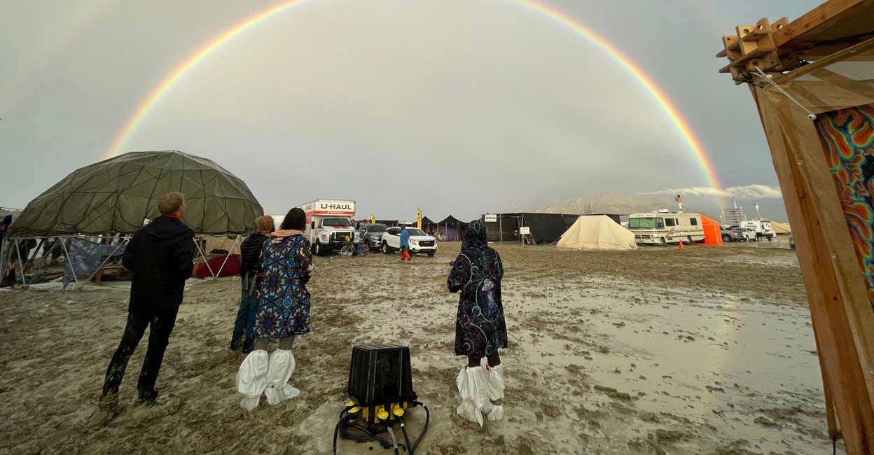 മരുഭൂമിയിൽ കനത്ത മഴ; മൂന്നു ദിവസമായി ചെളിക്കുണ്ടിൽ കുടുങ്ങി 73,000 പേ ...