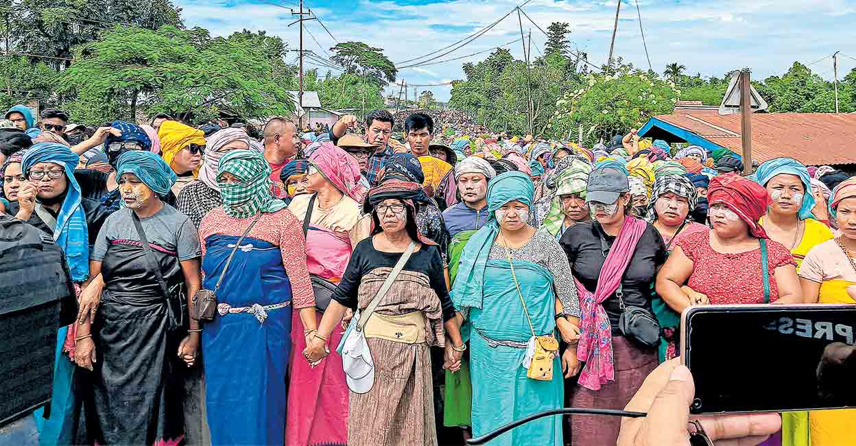 മണിപ്പുർ: സൈനിക ചെക്പോസ്റ്റിലേക്ക് വനിതാമാർച്ച്, സംഘർഷം - Manipur ...