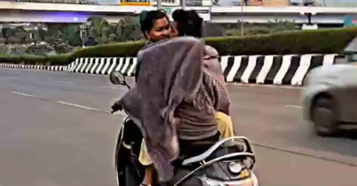 ഓടുന്ന സ്‌കൂട്ടറിൽ അഭിമുഖമായി ഇരുന്ന് ആലിംഗനം ചെയ്ത് കമിതാക്കൾ; വിഡിയോ വൈറൽ - Mumbai News ...