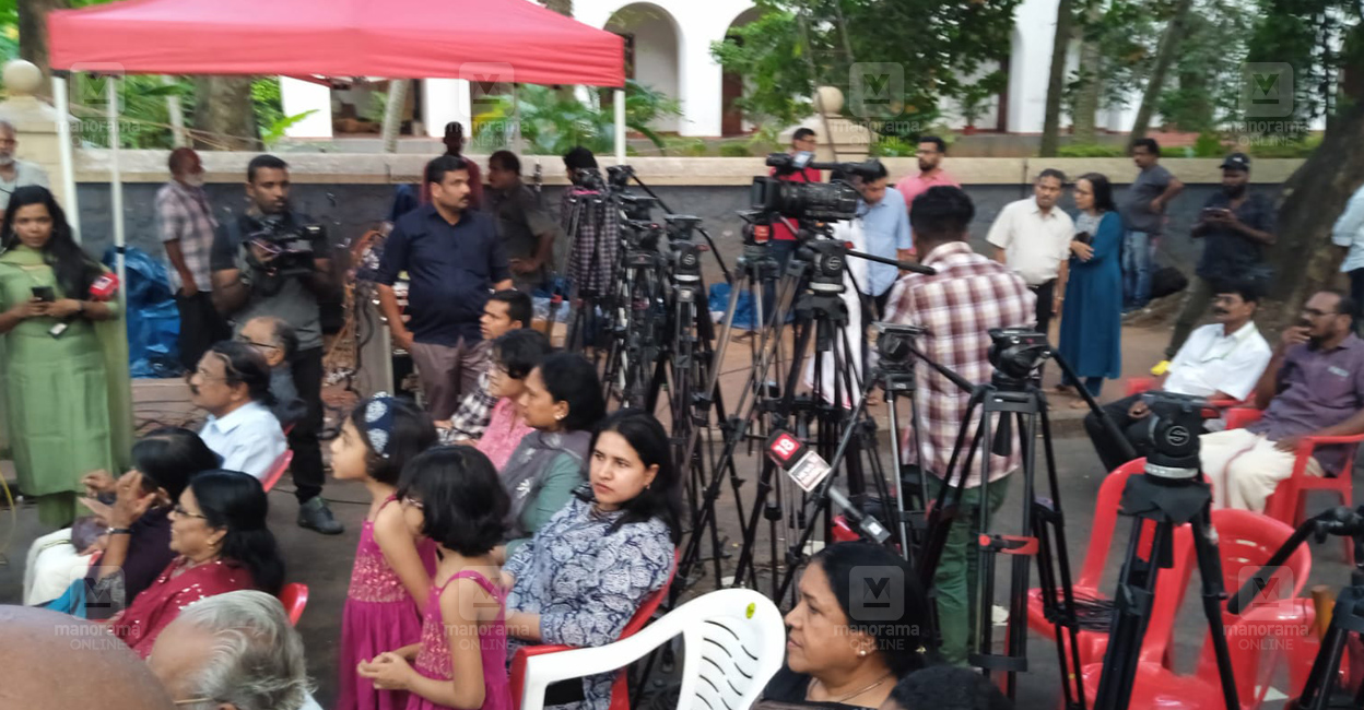 കാസർകോട് മുതൽ തിരുവനന്തപുരം വരെ മനുഷ്യചങ്ങല: വ്യാപക പ്രതിഷേധവുമായി ...