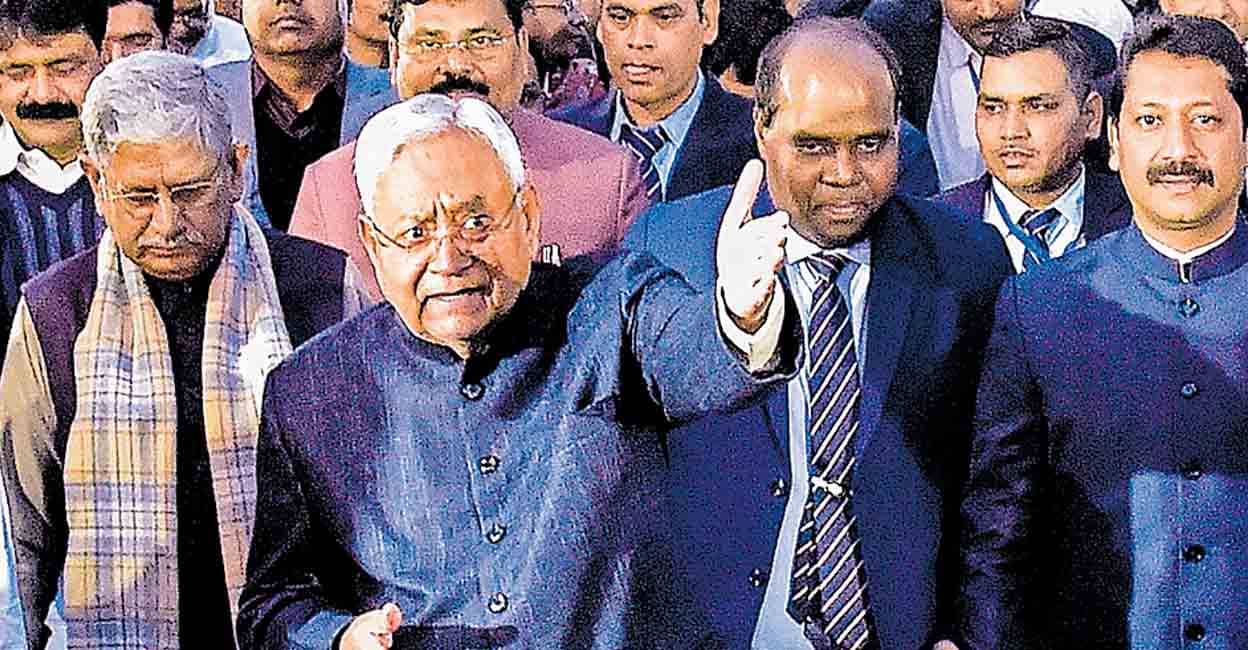 ‘കിങ് ഓഫ് ചാഞ്ചാട്ടം’: മോദിയെ പുറത്താക്കുമെന്ന് പ്രഖ്യാപനം;ഏഴു മാസത്തിനുശേഷം മോദിക്കൊപ്പം ...