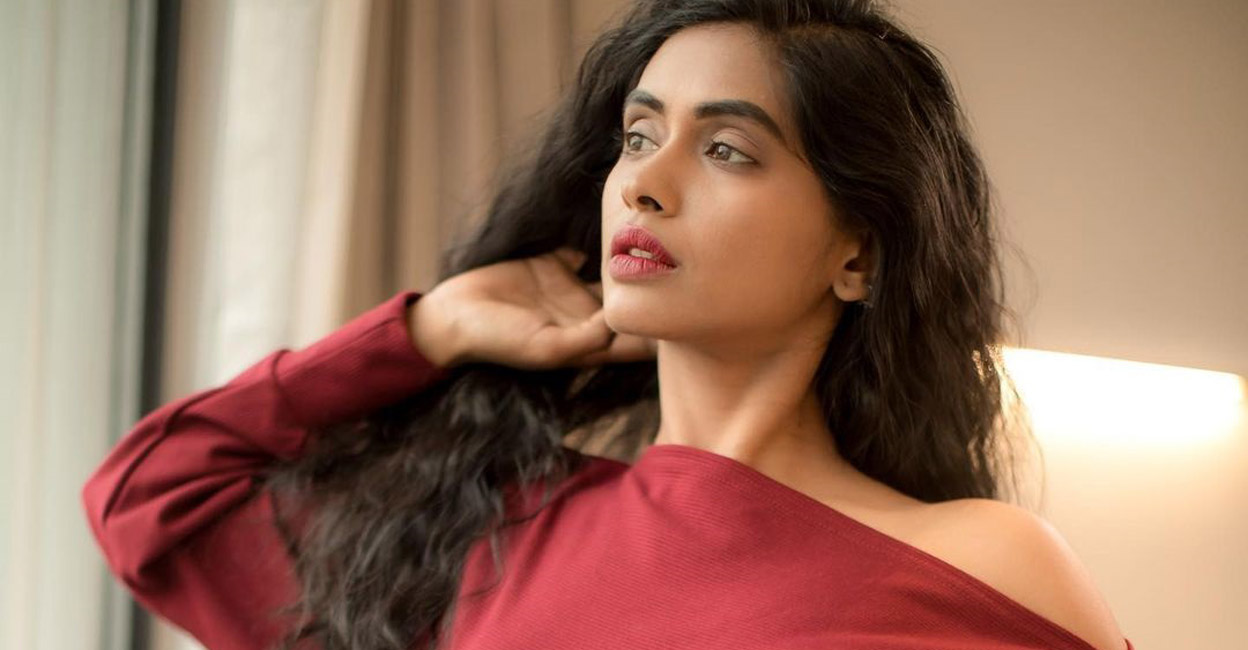 പാഴ്സലിൽ ലഹരിയുണ്ട്, ആധാറും; പൊലീസ് എന്ന വ്യാജേന ബോളിവുഡ് നടിയെ ...