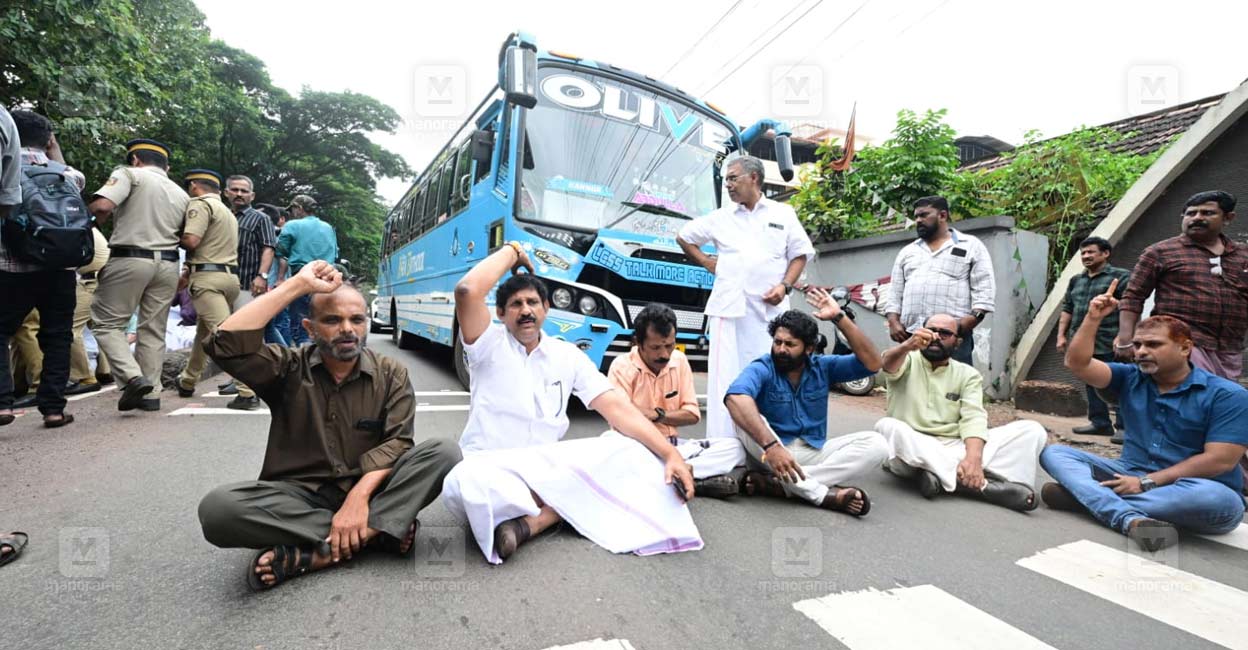 നവീന്റെ മരണം: കലക്ടറെ തടഞ്ഞുവച്ച് ജീവനക്കാരുടെ വൻ പ്രതിഷേധം, ദിവ്യ ...