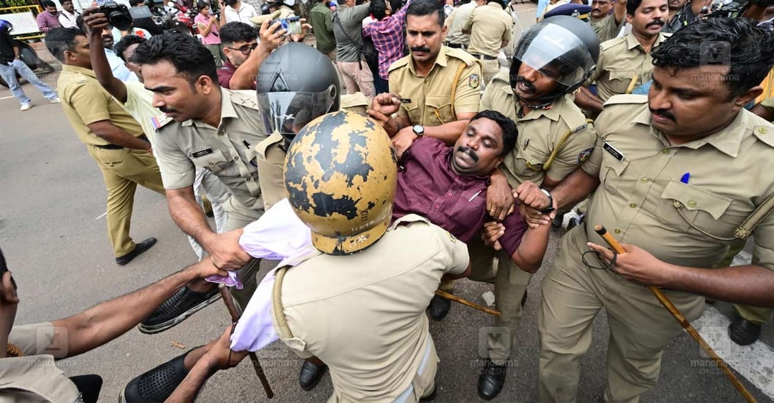 നവീൻ ബാബുവിന്റെ മരണം: ആത്മഹത്യക്കുറിപ്പ് മാറ്റിയെന്ന് യൂത്ത് കോണ്‍ഗ്രസ് ...