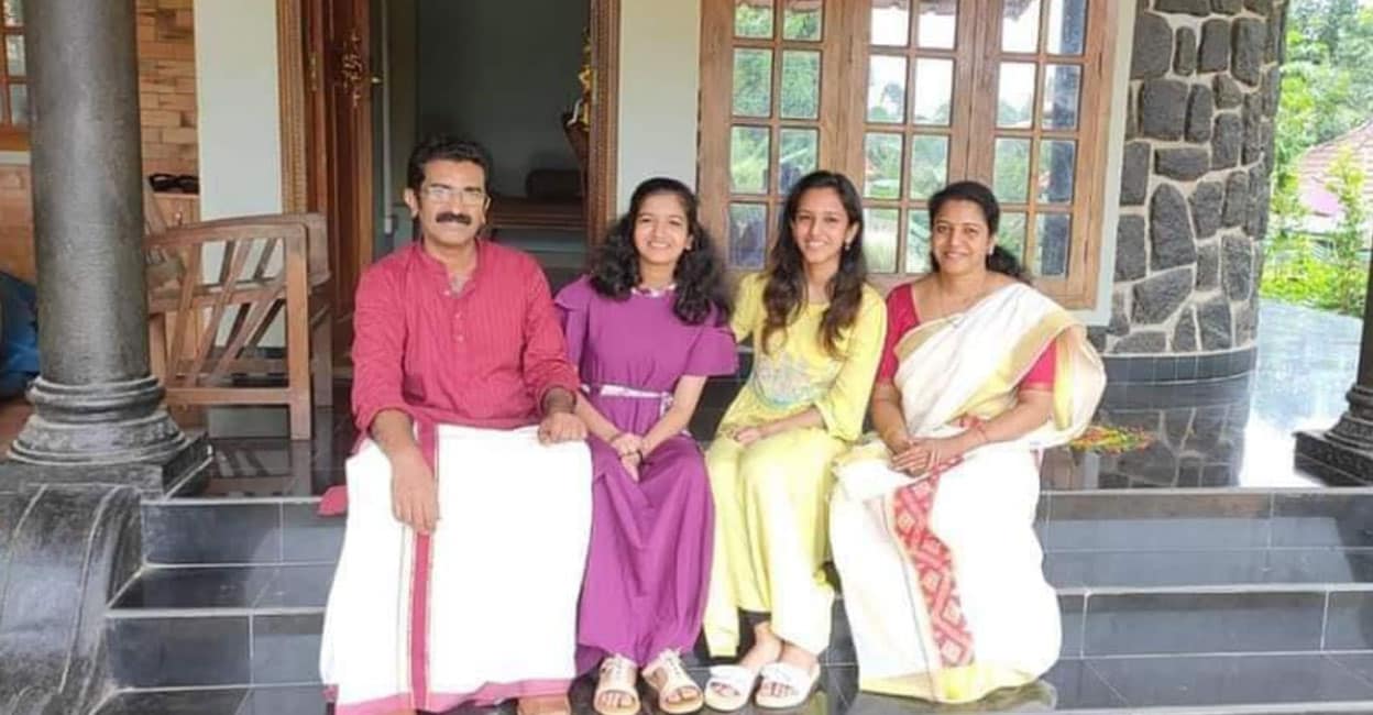 ‘കത്തുന്ന ചിതയ്ക്കരികില്‍ കണ്ണീരു വറ്റാതെ നില്‍ക്കുന്ന രണ്ടു ...