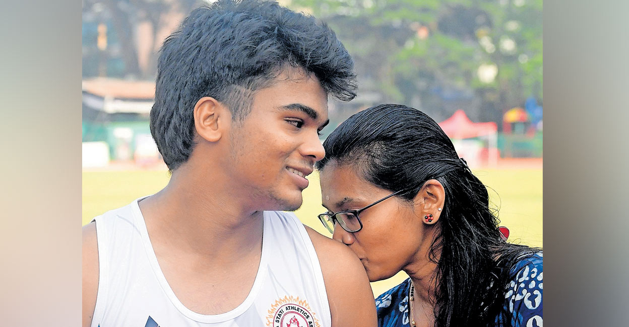 കോടതി ഉത്തരവുമായി മത്സരിച്ച രോഹിത്തിന് ഹാമർ സ്വർണം - Rohit Chandran won ...