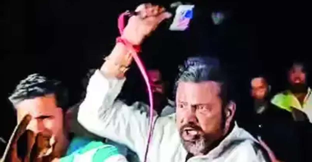 മകൻ വീട്ടിൽകയറിയത് തടഞ്ഞത് ചിത്രീകരിച്ചു; മൈക്ക് പിടിച്ചുവാങ്ങി ...