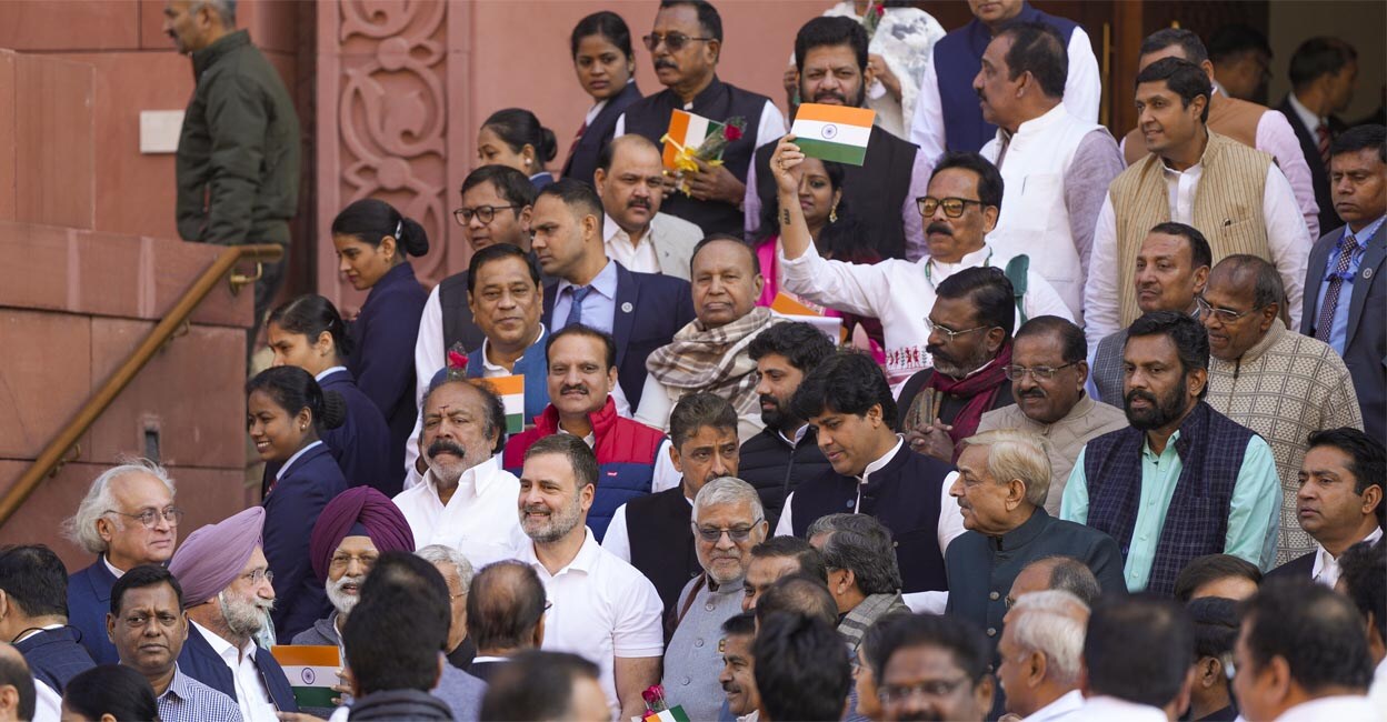 സുരേഷ് ഗോപിക്കും രാജ്നാഥ് സിങ്ങിനും റോസാപ്പൂ നൽകി പ്രതിപക്ഷം; പാ ...