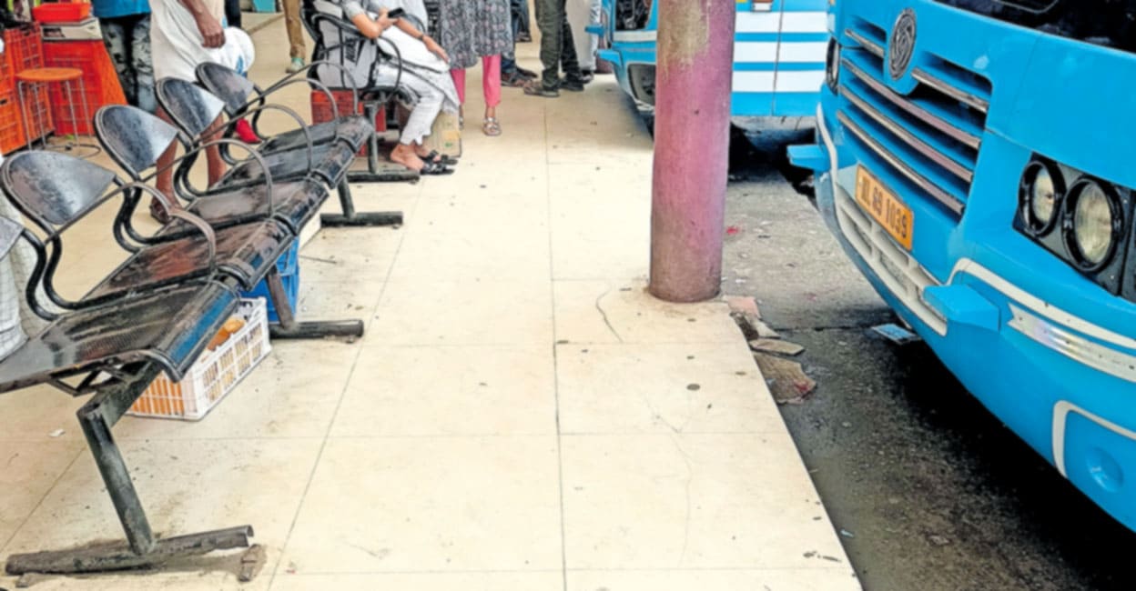 പിന്നോട്ട് പോകേണ്ട ബസ് മുന്നോട്ട്; യുവാവ് ബസിന്റെ അടിയിൽപെട്ടു ...