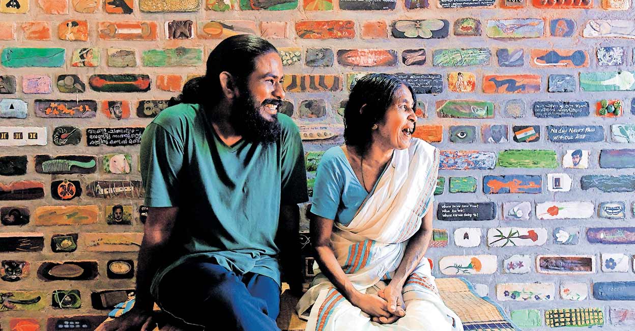 അമ്മച്ചിത്രം; മകൻ വരച്ചു ബാക്കിയാക്കിയ നിറക്കൂട്ടുകളിൽനിന്ന് അമ്മ ...