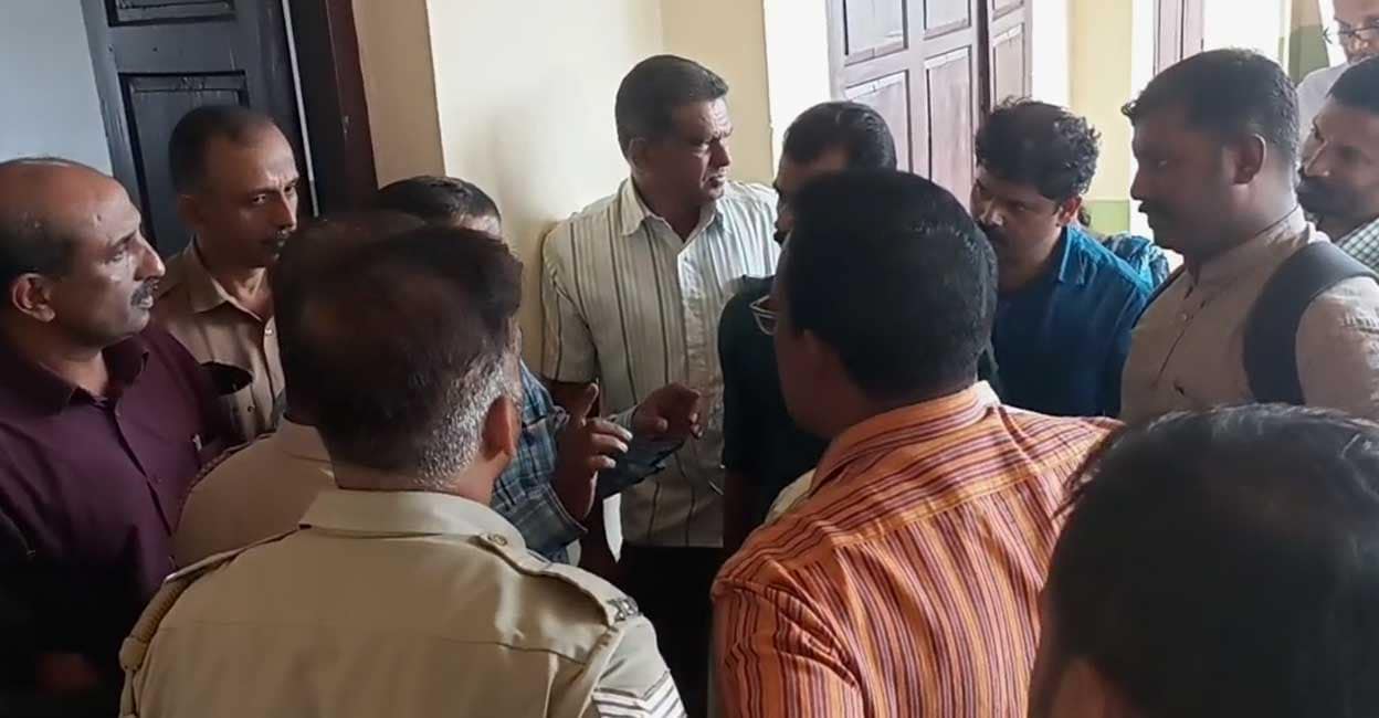 എം.കെ.രാഘവൻ എംപിയെ കണ്ണൂർ മാടായി കോളജ് കവാടത്തിൽ തടഞ്ഞ് കോൺഗ്രസ് പ്രവ ...