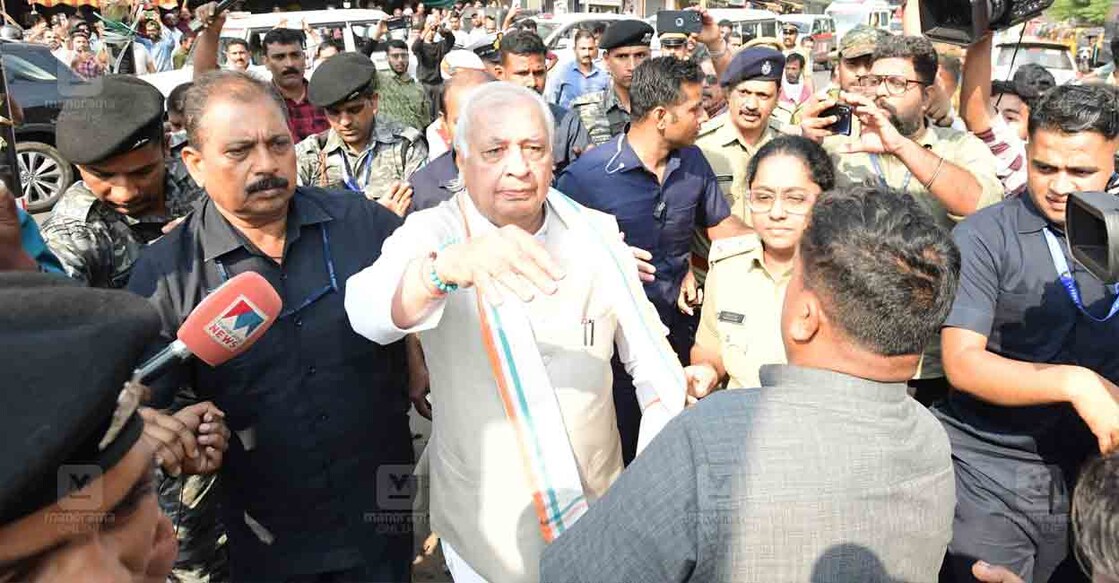 വീണ്ടും എസ്എഫ്ഐയുടെ കരിങ്കൊടി | Sfi protest against Governor | Kerala ...