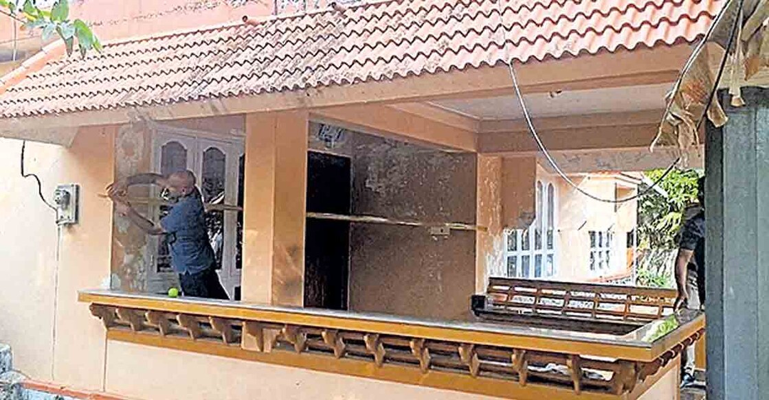 ജപ്തി നടപടിക്കിടെ പെട്രോൾ ഒഴിച്ച് ആത്മഹത്യക്ക് ശ്രമിച്ച വീട്ടമ്മ ...