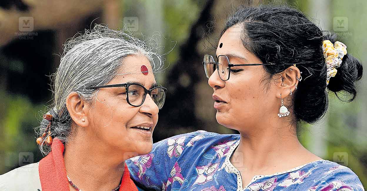 അപരിചിതയല്ല അപരാജിത; ആനി രാജയ്ക്കു വേണ്ടി വോട്ടുപിടിക്കാൻ മക ...