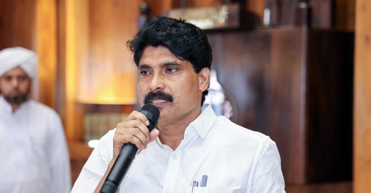 ‘മുഖ്യമന്ത്രി മോദി ഫാന്‍സ് അസോസിയേഷന്റെ പ്രസിഡന്റായി പ്രവര് ...