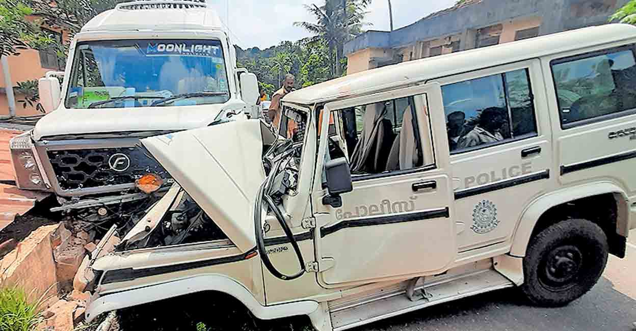 വാനും പൊലീസ് ജീപ്പും കൂട്ടിയിടിച്ചു; ഡിവൈഎസ്പിക്ക് ഗുരുതര പരുക്ക് ...