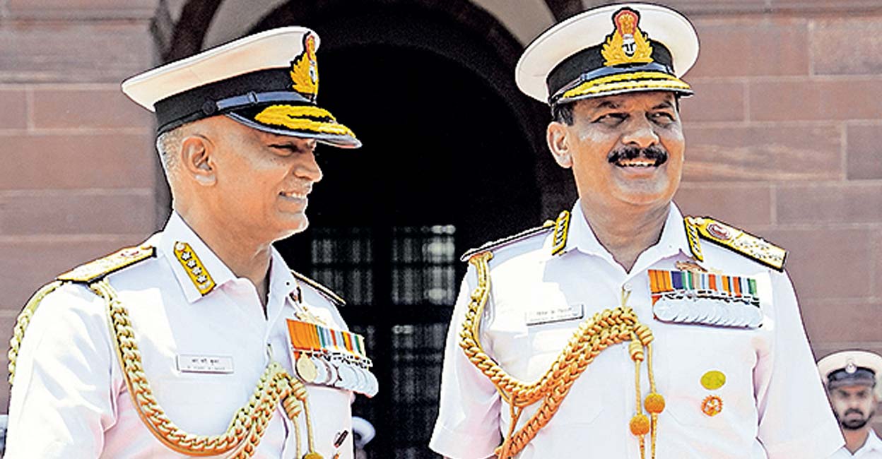 നാവികസേനാ മേധാവി അഡ്മിറൽ ഹരികുമാർ പടിയിറങ്ങി - Navy chief Admiral R ...