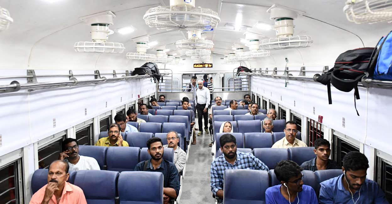 വേണാട് യാത്ര ഇനി ‘ടൗൺ വഴി’; യാത്രക്കാർക്ക് റെയിൽവേയുടെ ‘റെഡ് സിഗ്നൽ’: മെമു വന്നാൽ ശരിയാകുമോ ...