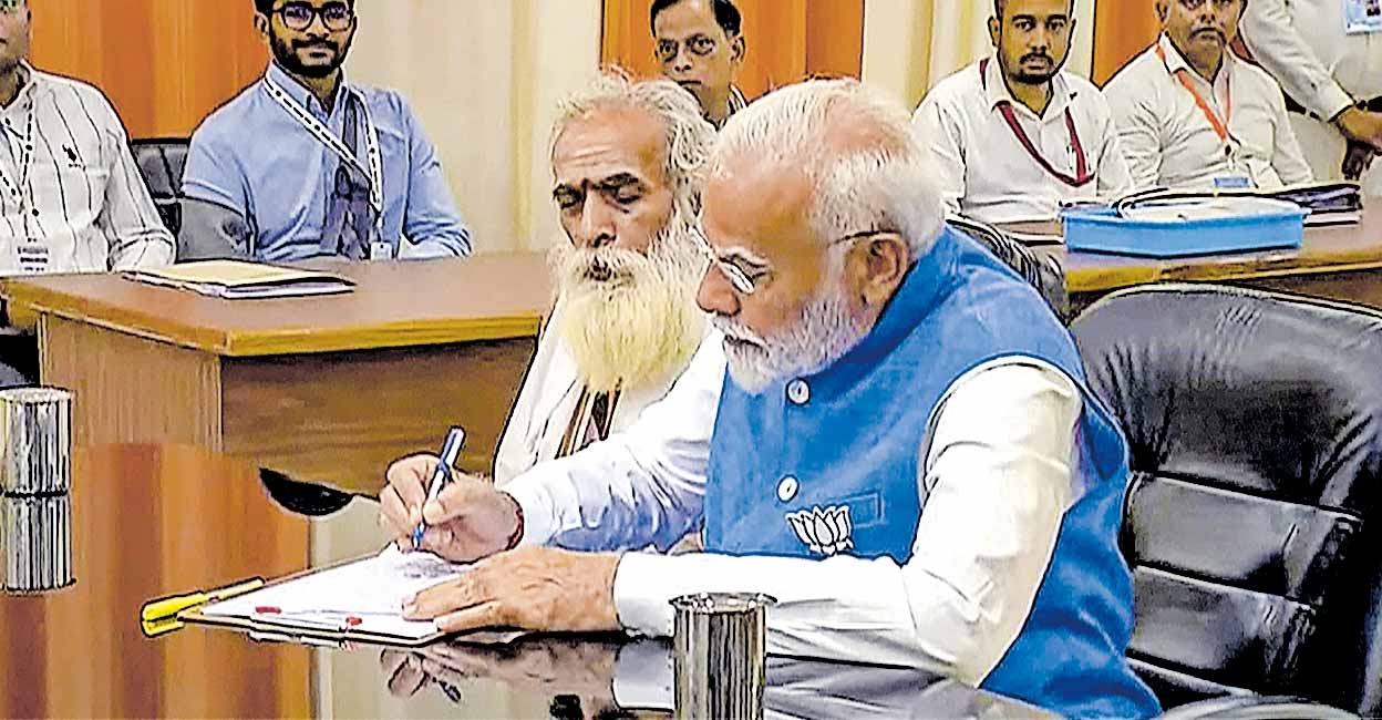 ഗംഗയിൽ മുങ്ങിക്കുളിച്ച്, പ്രാർഥന നടത്തി പ്രധാനമന്ത്രി: ആവേശത്തി ...