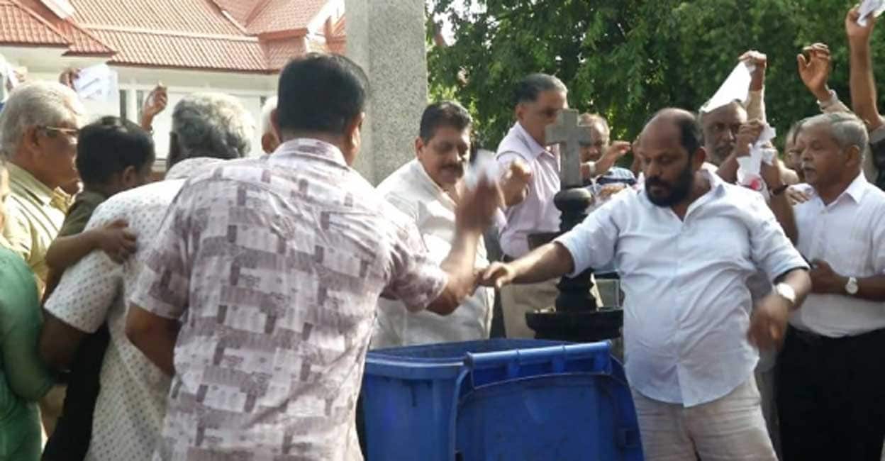 അന്ത്യശാസന സര്‍ക്കുലര്‍ കത്തിച്ച് പള്ളികളില്‍ പ്രതിഷേധം- Latest News