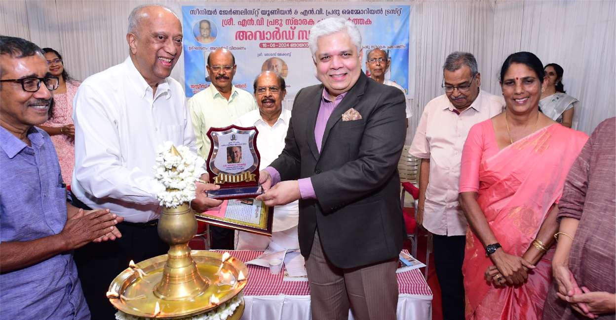 ഓരോ വ്യക്തിയും സാമൂഹികപ്രവർത്തകൻ: എൻ.വി. പ്രഭു പുരസ്കാരം സമ്മാനിച്ച് ...