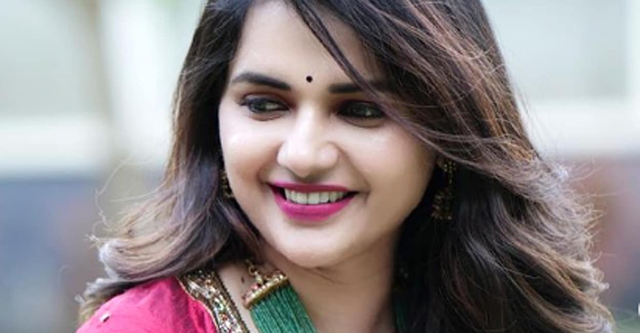 കസ്റ്റഡിയിലും നടി പവിത്ര ഗൗഡയ്ക്കു മേക്കപ്പിന് സൗകര്യം; ചിരിച്ചുകൊണ്ട് ...