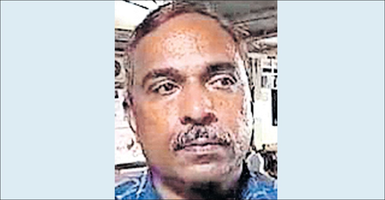 പ്രിൻസിപ്പലിന്റെ മുഖത്തടിച്ച് എസ്എഫ്ഐ പ്രവർത്തകർ - SFI activists ...