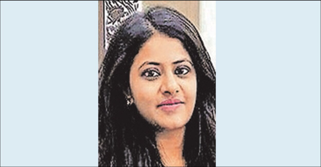 അനധികൃത ഉത്തരവുകൾ; അസിസ്റ്റന്റ് കലക്ടറുടെ പിതാവും വിവാദത്തി ...