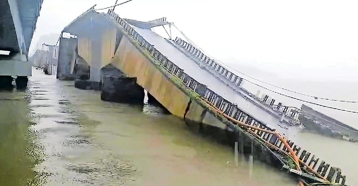 കാർവാറിനടുത്ത് പാലം തകർന്ന് ലോറി നദിയിൽ വീണു; ഡ്രൈവറെ രക്ഷിച്ചു ...